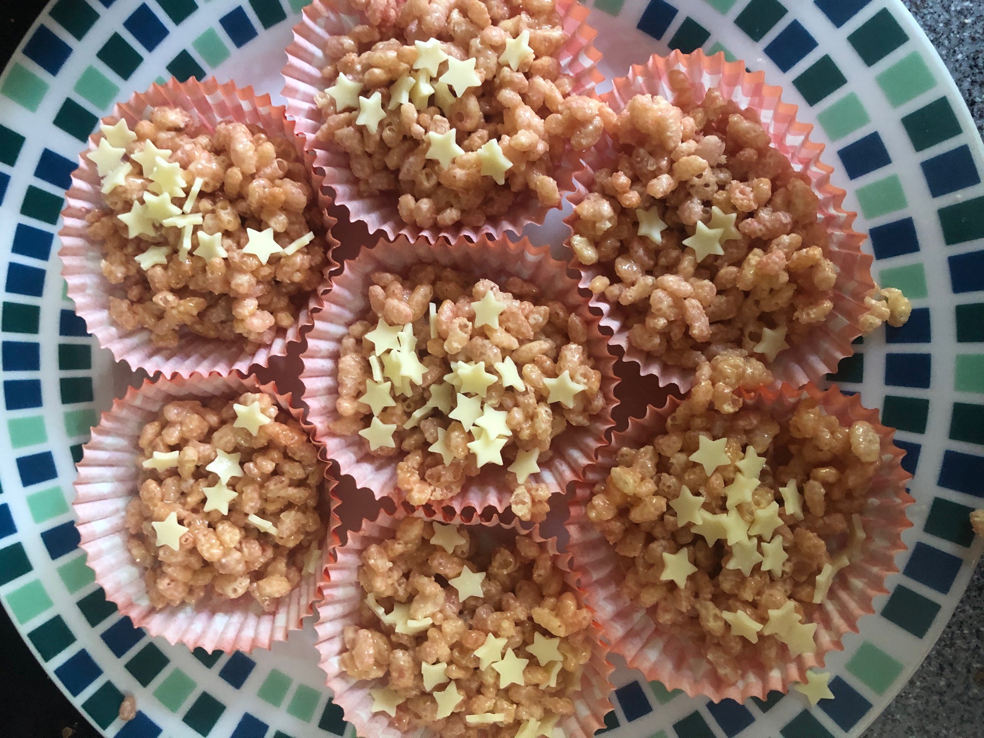 Pink Coco Pops strawberry and white chocolate crispy cakes – Mini Moo Life
